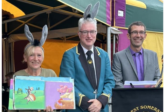 Crash Bang Donkey entertains the audience in Watchet — 4barsrest