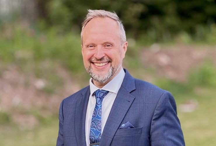 Central England lead for Phillips — 4barsrest